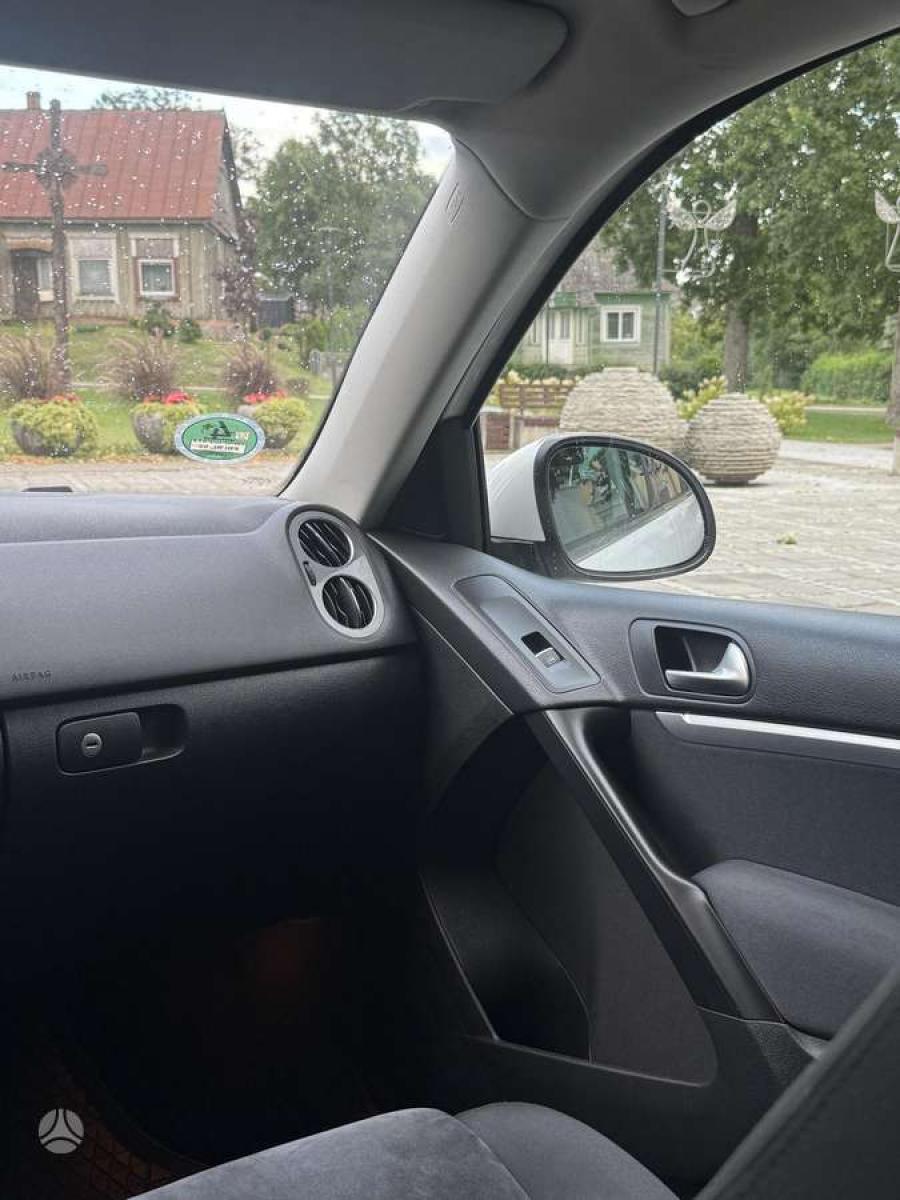 White Volkswagen Tiguan 2012 in Kaunas, with an engine capacity of 1.40 L and mileage of 207 thousand km for 6700 €, photo 25 on AUTOMOTO.COM.LV