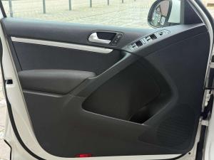 White Volkswagen Tiguan 2012 in Kaunas, with an engine capacity of 1.40 L and mileage of 207 thousand km for 6700 €, photo 31 on AUTOMOTO.COM.LV