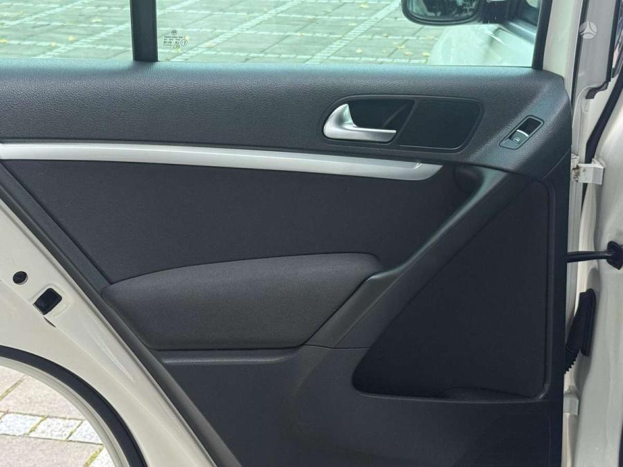 White Volkswagen Tiguan 2012 in Kaunas, with an engine capacity of 1.40 L and mileage of 207 thousand km for 6700 €, photo 42 on AUTOMOTO.COM.LV