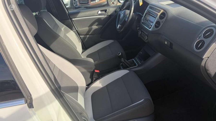 Balts Volkswagen Tiguan 2013 Marijampole, ar dzinēja tilpumu 2.00 L un nobraukumu 265 tūkst. km par 6399 €, foto 28 vietnē AUTOMOTO.COM.LV