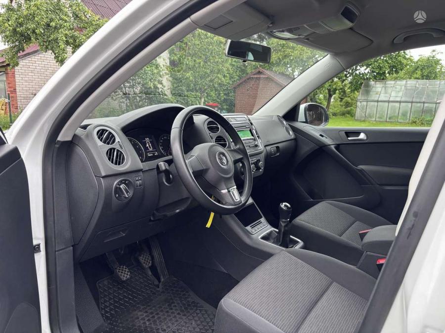 White Volkswagen Tiguan 2014 in Gargzdai, with an engine capacity of 1.40 L and mileage of 148 thousand km for 9299 €, photo 12 on AUTOMOTO.COM.LV