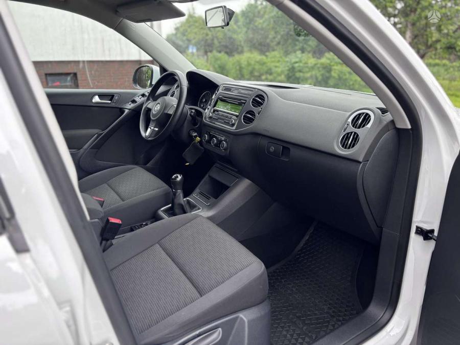 White Volkswagen Tiguan 2014 in Gargzdai, with an engine capacity of 1.40 L and mileage of 148 thousand km for 9299 €, photo 16 on AUTOMOTO.COM.LV