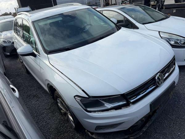 White Volkswagen Tiguan 2016 in Ukmerge, with an engine capacity of 0.00 L and mileage of 300 thousand km for 6650 €, photo 1 on AUTOMOTO.COM.LV
