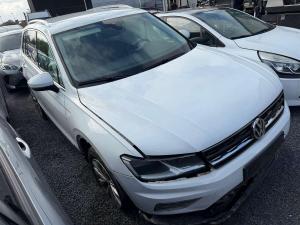 White Volkswagen Tiguan 2016 in Ukmerge, with an engine capacity of 0.00 L and mileage of 300 thousand km for 6650 €, photo  on AUTOMOTO.COM.LV