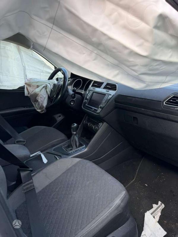 White Volkswagen Tiguan 2016 in Ukmerge, with an engine capacity of 0.00 L and mileage of 300 thousand km for 6650 €, photo 3 on AUTOMOTO.COM.LV