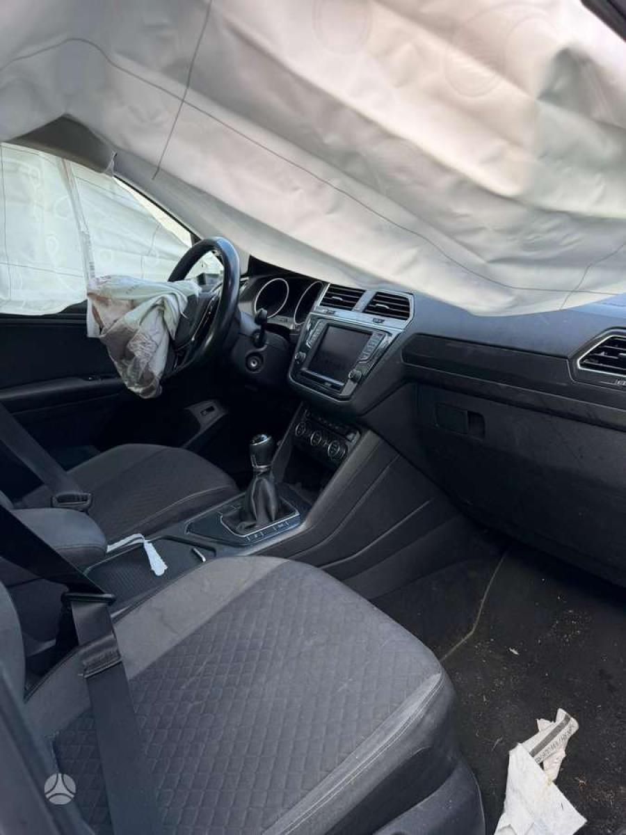 White Volkswagen Tiguan 2016 in Ukmerge, with an engine capacity of 0.00 L and mileage of 300 thousand km for 6650 €, photo 4 on AUTOMOTO.COM.LV