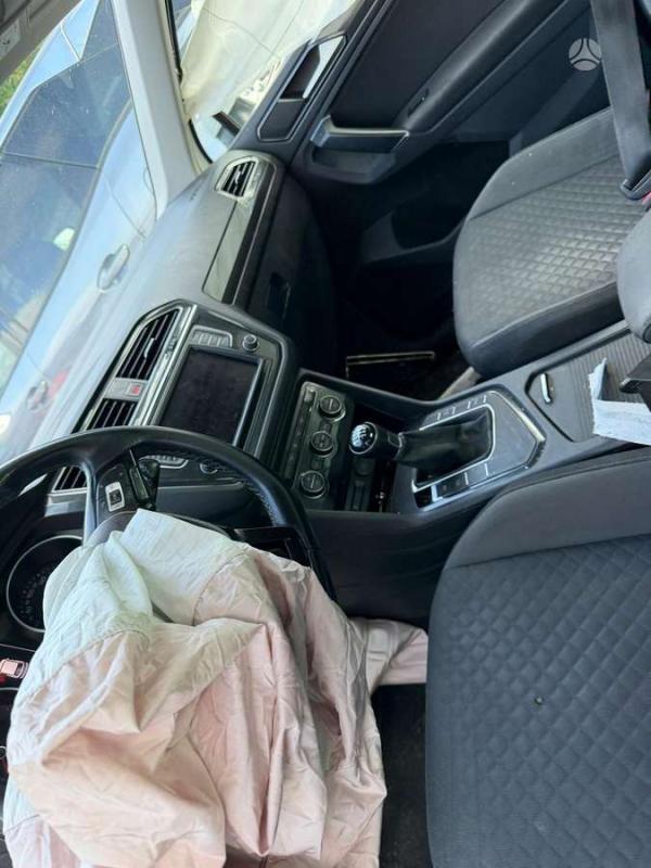 White Volkswagen Tiguan 2016 in Ukmerge, with an engine capacity of 0.00 L and mileage of 300 thousand km for 6650 €, photo 5 on AUTOMOTO.COM.LV