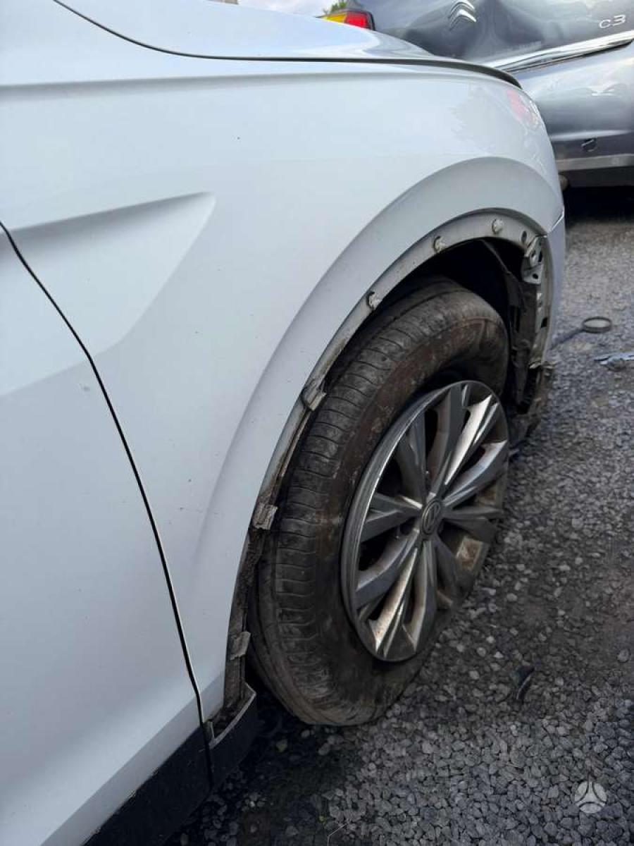 White Volkswagen Tiguan 2016 in Ukmerge, with an engine capacity of 0.00 L and mileage of 300 thousand km for 6650 €, photo 10 on AUTOMOTO.COM.LV
