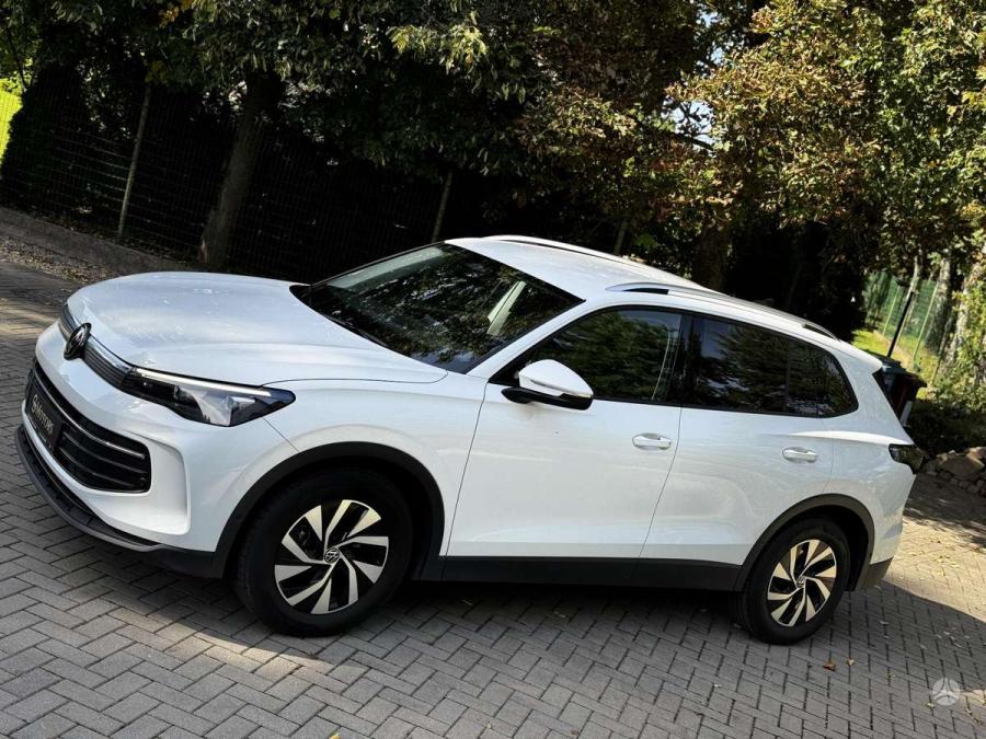 White Volkswagen Tiguan 2024 in Kaunas, with an engine capacity of 1.50 L and mileage of 74 thousand km for 27300 €, photo 4 on AUTOMOTO.COM.LV
