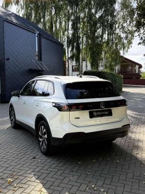 White Volkswagen Tiguan 2024 in Kaunas, with an engine capacity of 1.50 L and mileage of 74 thousand km for 27300 €, photo 6 on AUTOMOTO.COM.LV