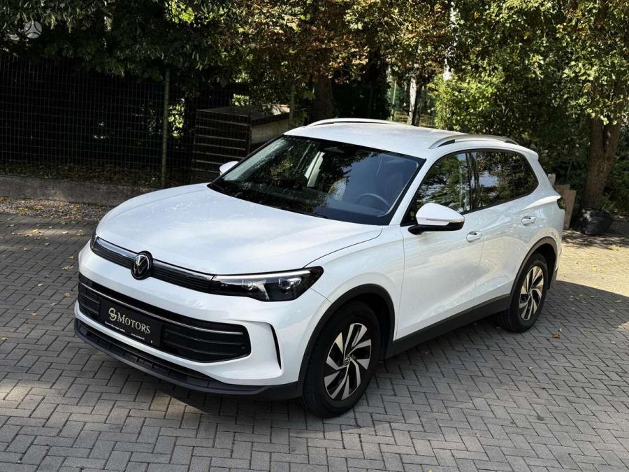 White Volkswagen Tiguan 2024 in Kaunas, with an engine capacity of 1.50 L and mileage of 74 thousand km for 27300 €, photo 8 on AUTOMOTO.COM.LV