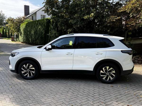 White Volkswagen Tiguan 2024 in Kaunas, with an engine capacity of 1.50 L and mileage of 74 thousand km for 27300 €, photo 9 on AUTOMOTO.COM.LV