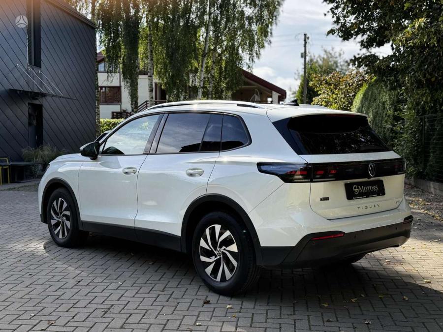 White Volkswagen Tiguan 2024 in Kaunas, with an engine capacity of 1.50 L and mileage of 74 thousand km for 27300 €, photo 10 on AUTOMOTO.COM.LV