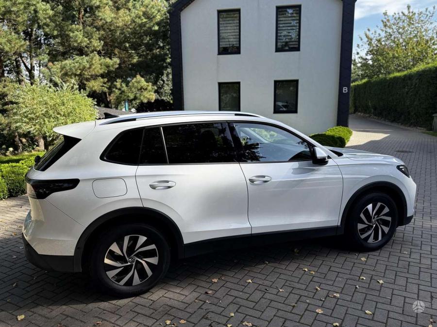 White Volkswagen Tiguan 2024 in Kaunas, with an engine capacity of 1.50 L and mileage of 74 thousand km for 27300 €, photo 12 on AUTOMOTO.COM.LV
