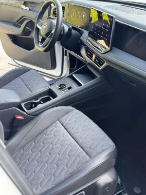 White Volkswagen Tiguan 2024 in Kaunas, with an engine capacity of 1.50 L and mileage of 74 thousand km for 27300 €, photo 27 on AUTOMOTO.COM.LV