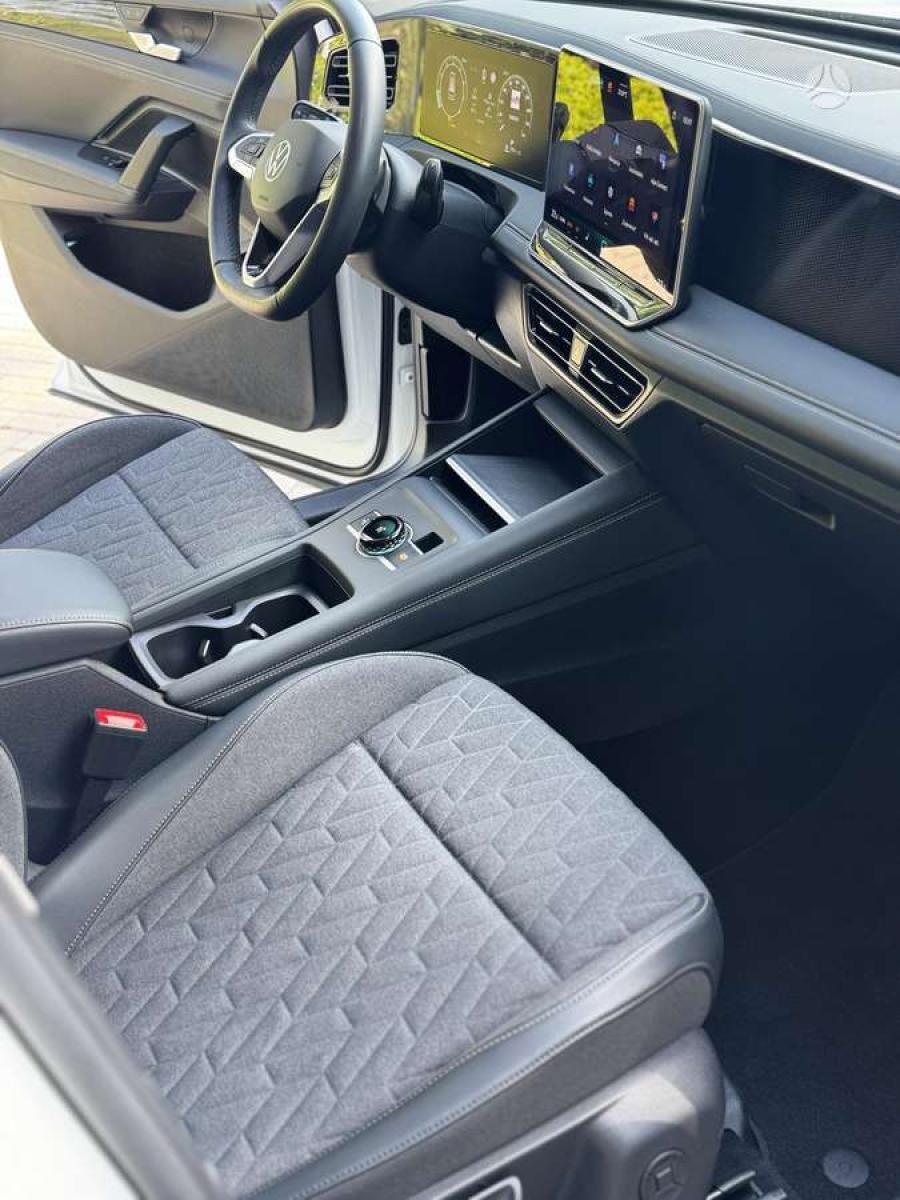 White Volkswagen Tiguan 2024 in Kaunas, with an engine capacity of 1.50 L and mileage of 74 thousand km for 27300 €, photo 27 on AUTOMOTO.COM.LV