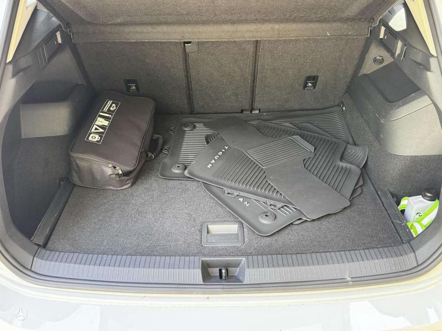 White Volkswagen Tiguan 2024 in Kaunas, with an engine capacity of 1.50 L and mileage of 74 thousand km for 27300 €, photo 32 on AUTOMOTO.COM.LV