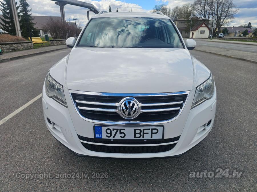 White Volkswagen Tiguan 2009 in Paide, with an engine capacity of 2.00 L and mileage of 293 thousand km for 5990 €, photo 3 on AUTOMOTO.COM.LV