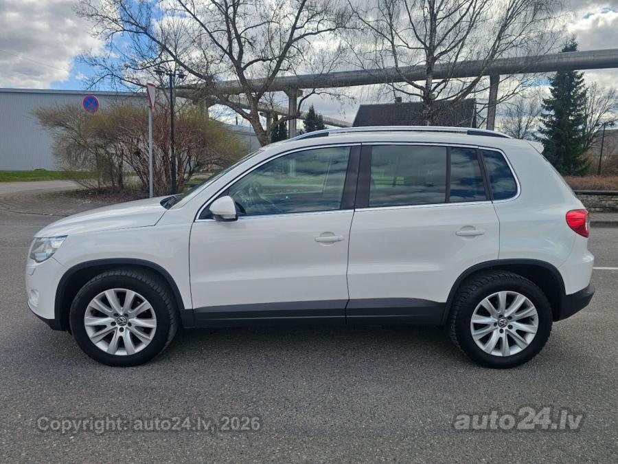 White Volkswagen Tiguan 2009 in Paide, with an engine capacity of 2.00 L and mileage of 293 thousand km for 5990 €, photo 4 on AUTOMOTO.COM.LV