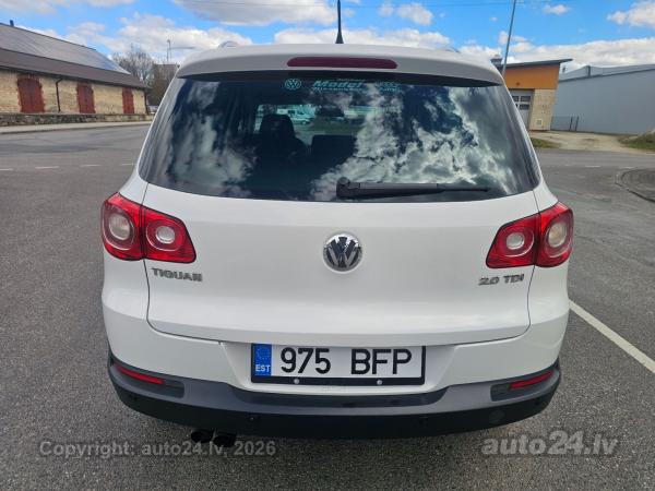 White Volkswagen Tiguan 2009 in Paide, with an engine capacity of 2.00 L and mileage of 293 thousand km for 5990 €, photo 5 on AUTOMOTO.COM.LV