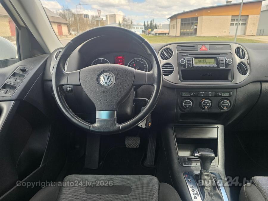 White Volkswagen Tiguan 2009 in Paide, with an engine capacity of 2.00 L and mileage of 293 thousand km for 5990 €, photo 9 on AUTOMOTO.COM.LV