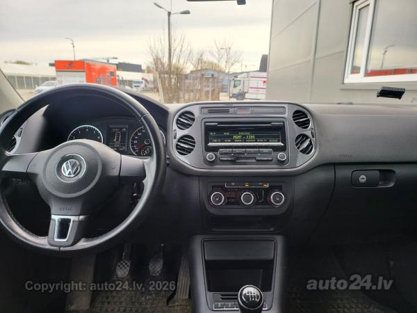 White Volkswagen Tiguan 2013 in Tallinn, with an engine capacity of 1.40 L and mileage of 230 thousand km for 7490 €, photo 7 on AUTOMOTO.COM.LV