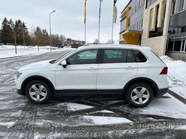 White Volkswagen Tiguan 2017 in Tallinn, with an engine capacity of 2.00 L and mileage of 159 thousand km for 18500 €, photo 1 on AUTOMOTO.COM.LV