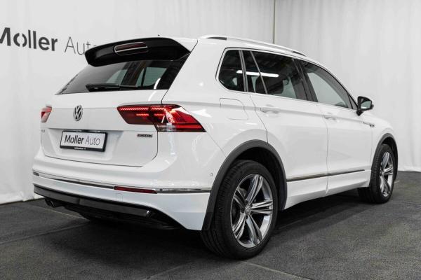 White Volkswagen Tiguan 2019 in Tallinn, with an engine capacity of 2.00 L and mileage of 112 thousand km for 22900 €, photo 5 on AUTOMOTO.COM.LV