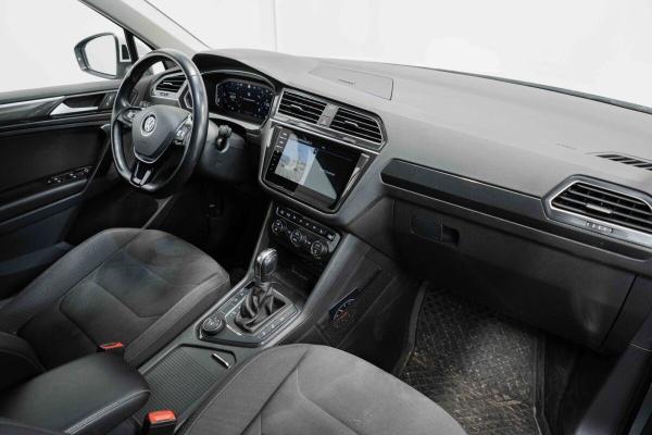 White Volkswagen Tiguan 2019 in Tallinn, with an engine capacity of 2.00 L and mileage of 112 thousand km for 22900 €, photo 7 on AUTOMOTO.COM.LV