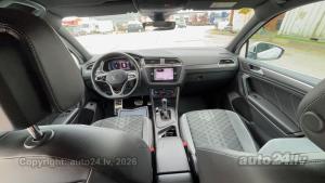 White Volkswagen Tiguan 2020 in Tallinn, with an engine capacity of 1.50 L and mileage of 77 thousand km for 23999 €, photo 9 on AUTOMOTO.COM.LV