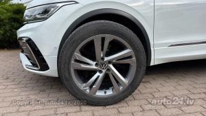 White Volkswagen Tiguan 2020 in Tallinn, with an engine capacity of 1.50 L and mileage of 77 thousand km for 23999 €, photo 11 on AUTOMOTO.COM.LV