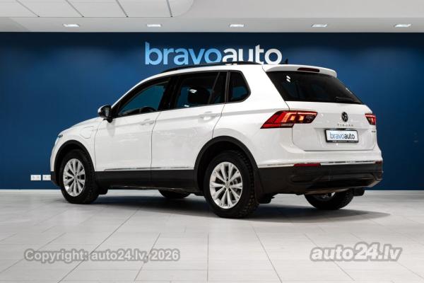 White Volkswagen Tiguan 2021 in Tallinn, with an engine capacity of 1.40 L and mileage of 108 thousand km for 24990 €, photo 4 on AUTOMOTO.COM.LV