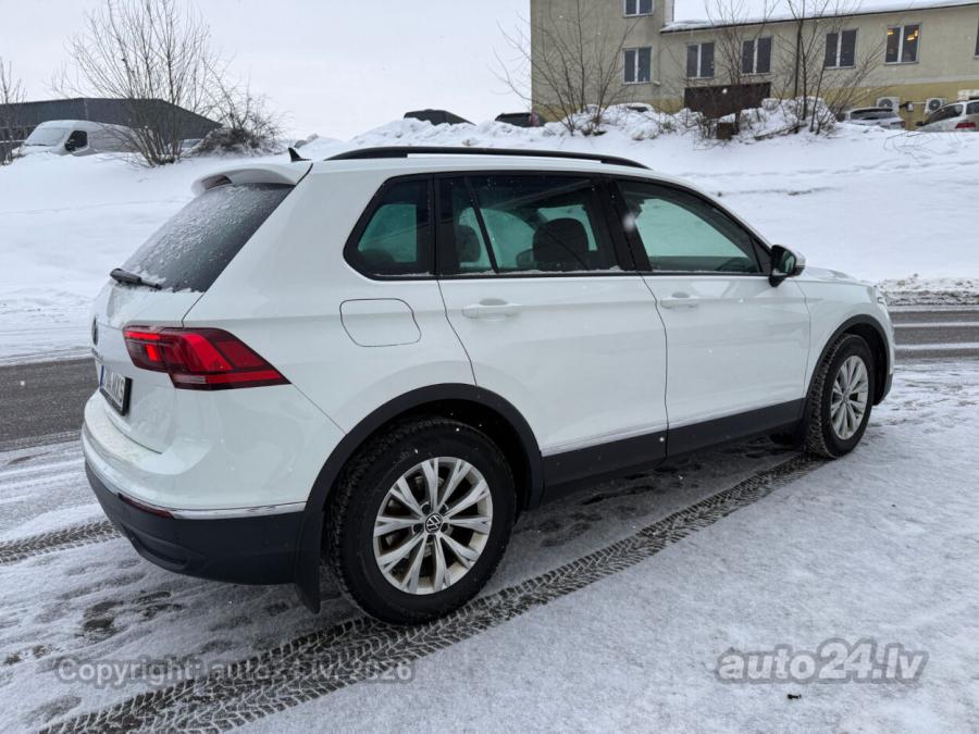 White Volkswagen Tiguan 2022 in Tallinn, with an engine capacity of 1.50 L and mileage of 48 thousand km for 22900 €, photo 3 on AUTOMOTO.COM.LV