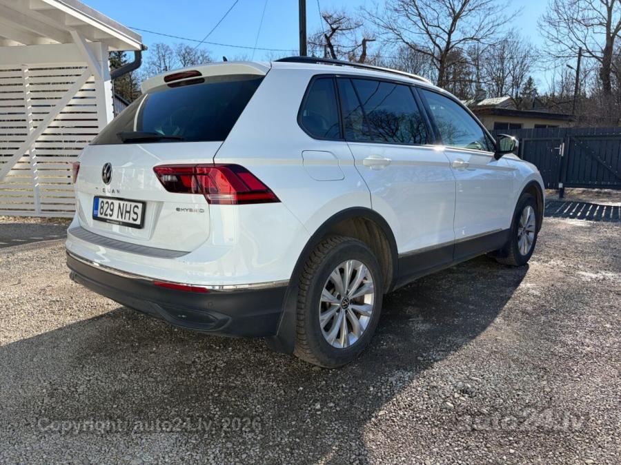 White Volkswagen Tiguan 2022 in Tallinn, with an engine capacity of 1.40 L and mileage of 64 thousand km for 27900 €, photo 6 on AUTOMOTO.COM.LV