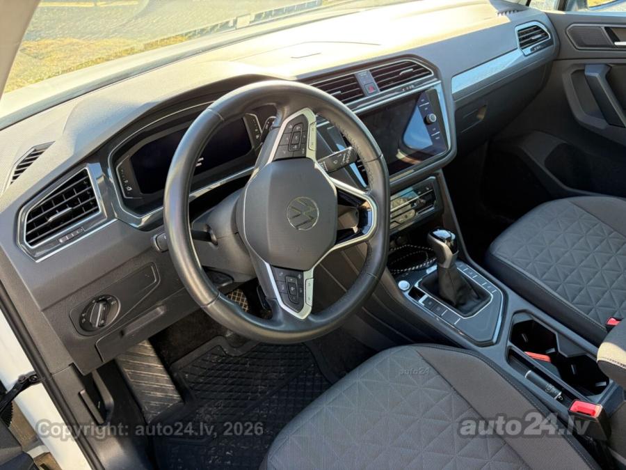 White Volkswagen Tiguan 2022 in Tallinn, with an engine capacity of 1.40 L and mileage of 64 thousand km for 27900 €, photo 8 on AUTOMOTO.COM.LV