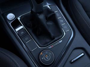 Balts Volkswagen Tiguan 2024 Pērnava, ar dzinēja tilpumu 2.00 L un nobraukumu 50 tūkst. km par 34900 €, foto 22 vietnē AUTOMOTO.COM.LV