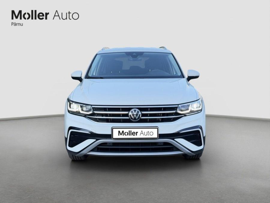 White Volkswagen Tiguan 2024 in Parnu, with an engine capacity of 2.00 L and mileage of 48 thousand km for 32500 €, photo 4 on AUTOMOTO.COM.LV
