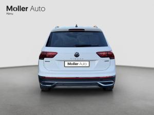 White Volkswagen Tiguan 2024 in Parnu, with an engine capacity of 2.00 L and mileage of 48 thousand km for 32500 €, photo 5 on AUTOMOTO.COM.LV