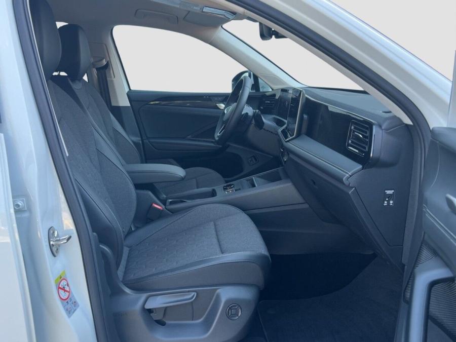 White Volkswagen Tiguan 2026 in Parnu, with an engine capacity of 1.50 L and mileage of 1 thousand km for 36900 €, photo 6 on AUTOMOTO.COM.LV