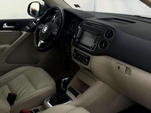 Yellow Volkswagen Tiguan 2013 in Vilnius, with an engine capacity of 1.97 L and mileage of 319 thousand km for 8500 €, photo 16 on AUTOMOTO.COM.LV