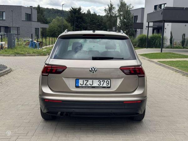 Yellow Volkswagen Tiguan 2017 in Kaunas, with an engine capacity of 1.40 L and mileage of 189 thousand km for 15990 €, photo 7 on AUTOMOTO.COM.LV
