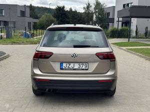 Yellow Volkswagen Tiguan 2017 in Kaunas, with an engine capacity of 1.40 L and mileage of 189 thousand km for 15990 €, photo 7 on AUTOMOTO.COM.LV