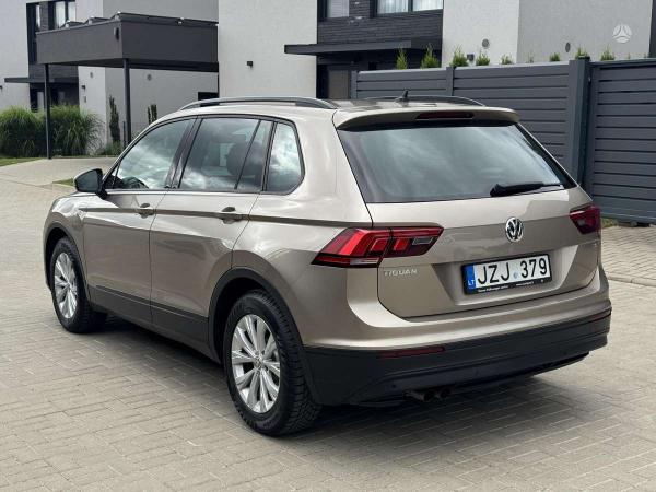 Yellow Volkswagen Tiguan 2017 in Kaunas, with an engine capacity of 1.40 L and mileage of 189 thousand km for 15990 €, photo 8 on AUTOMOTO.COM.LV