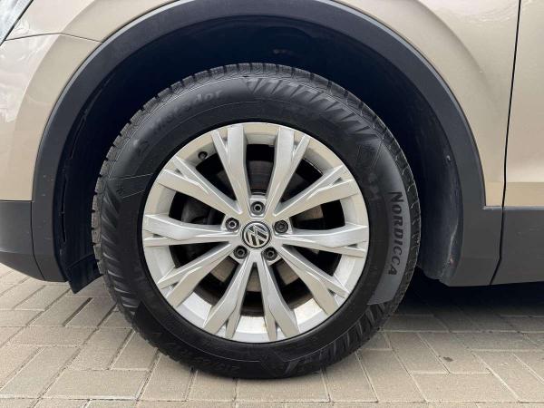 Yellow Volkswagen Tiguan 2017 in Kaunas, with an engine capacity of 1.40 L and mileage of 189 thousand km for 15990 €, photo 10 on AUTOMOTO.COM.LV
