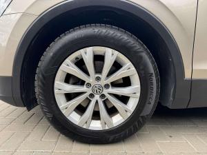 Yellow Volkswagen Tiguan 2017 in Kaunas, with an engine capacity of 1.40 L and mileage of 189 thousand km for 15990 €, photo 10 on AUTOMOTO.COM.LV