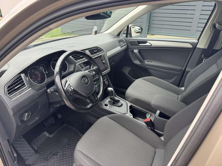 Yellow Volkswagen Tiguan 2017 in Kaunas, with an engine capacity of 1.40 L and mileage of 189 thousand km for 15990 €, photo 14 on AUTOMOTO.COM.LV