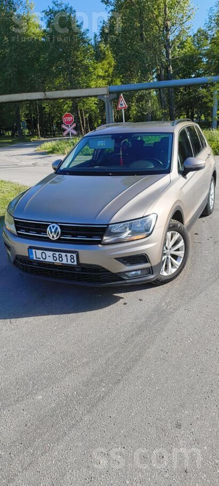 Yellow Volkswagen Tiguan 2018 in Riga, with an engine capacity of 2.00 L and mileage of 313 thousand km for 12600 €, photo 3 on AUTOMOTO.COM.LV