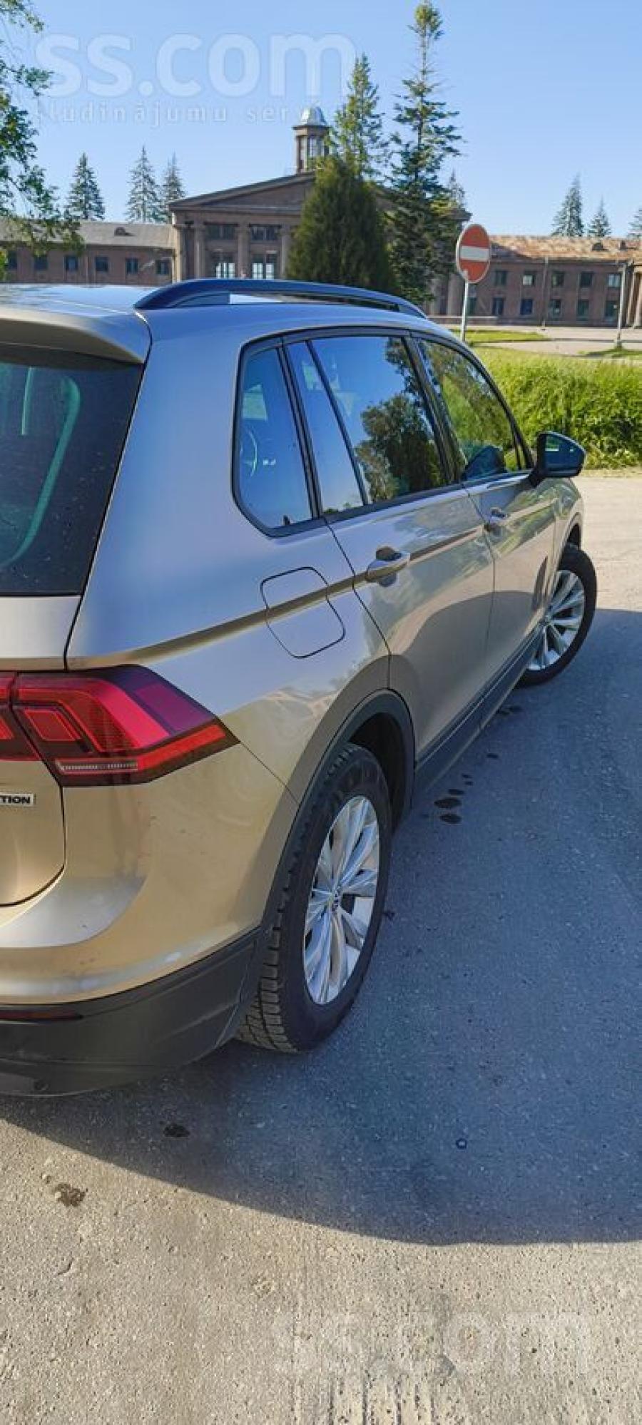 Yellow Volkswagen Tiguan 2018 in Riga, with an engine capacity of 2.00 L and mileage of 313 thousand km for 12600 €, photo 5 on AUTOMOTO.COM.LV