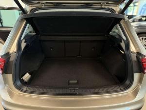 Yellow Volkswagen Tiguan 2018 in Klaipeda, with an engine capacity of 1.97 L and mileage of 261 thousand km for 17950 €, photo 15 on AUTOMOTO.COM.LV