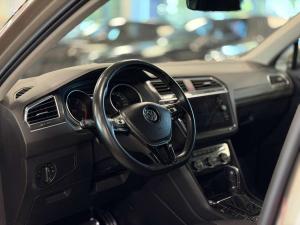 Yellow Volkswagen Tiguan 2018 in Klaipeda, with an engine capacity of 1.97 L and mileage of 261 thousand km for 17950 €, photo 21 on AUTOMOTO.COM.LV